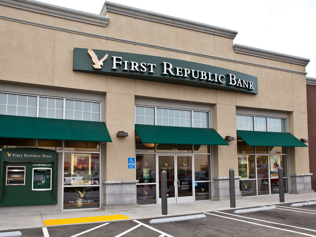 Sigue el desplome de acciones del First Republic Bank y le pega al ...