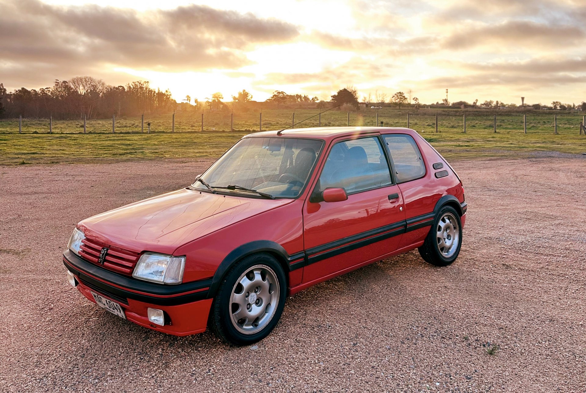 Así es el Peugeot 205 GTI que fue propiedad de uno de los pilotos más conocidos de Uruguay ...